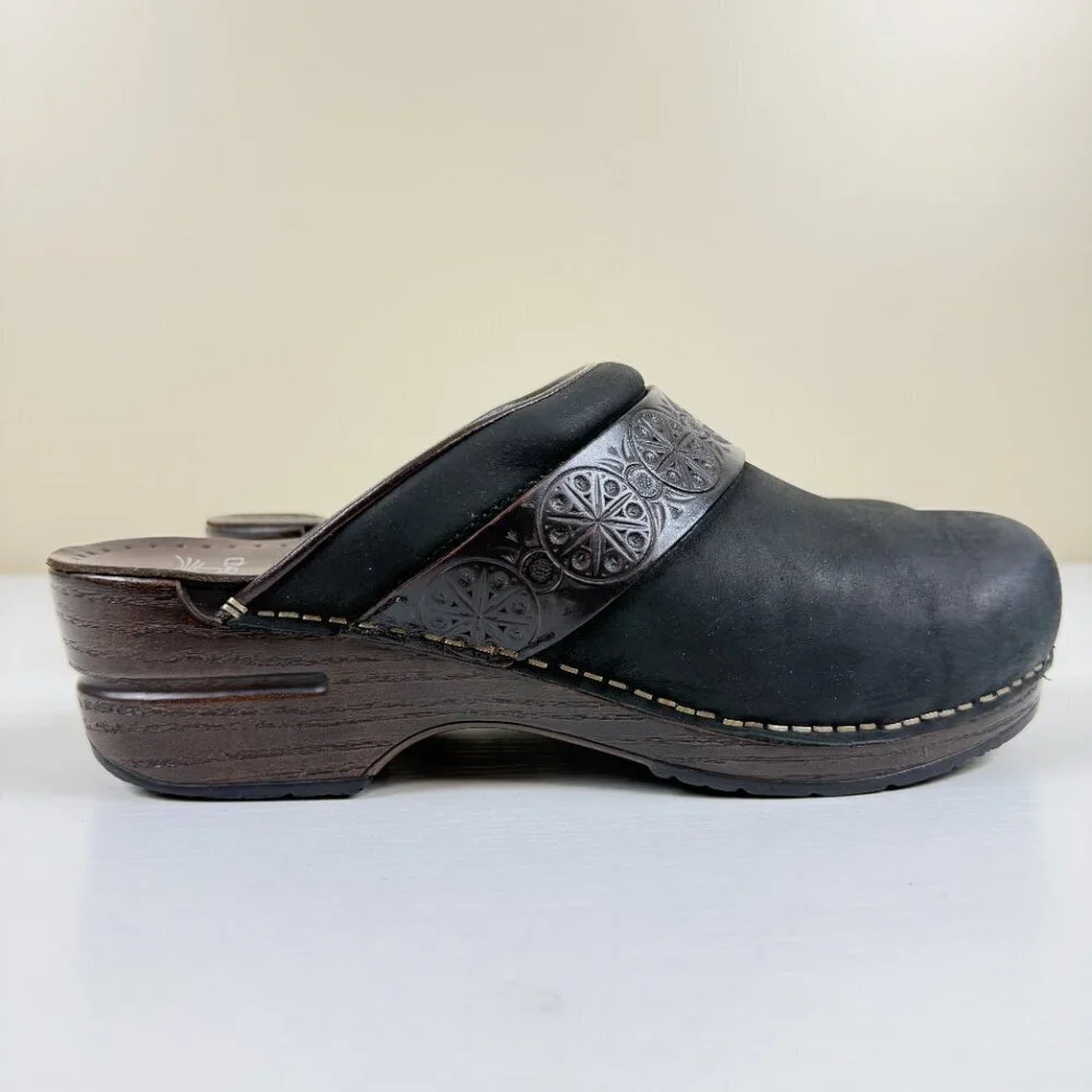 Dansko | Shoes | Euc Dansko Sandra Black Burnished Clog | Poshmark